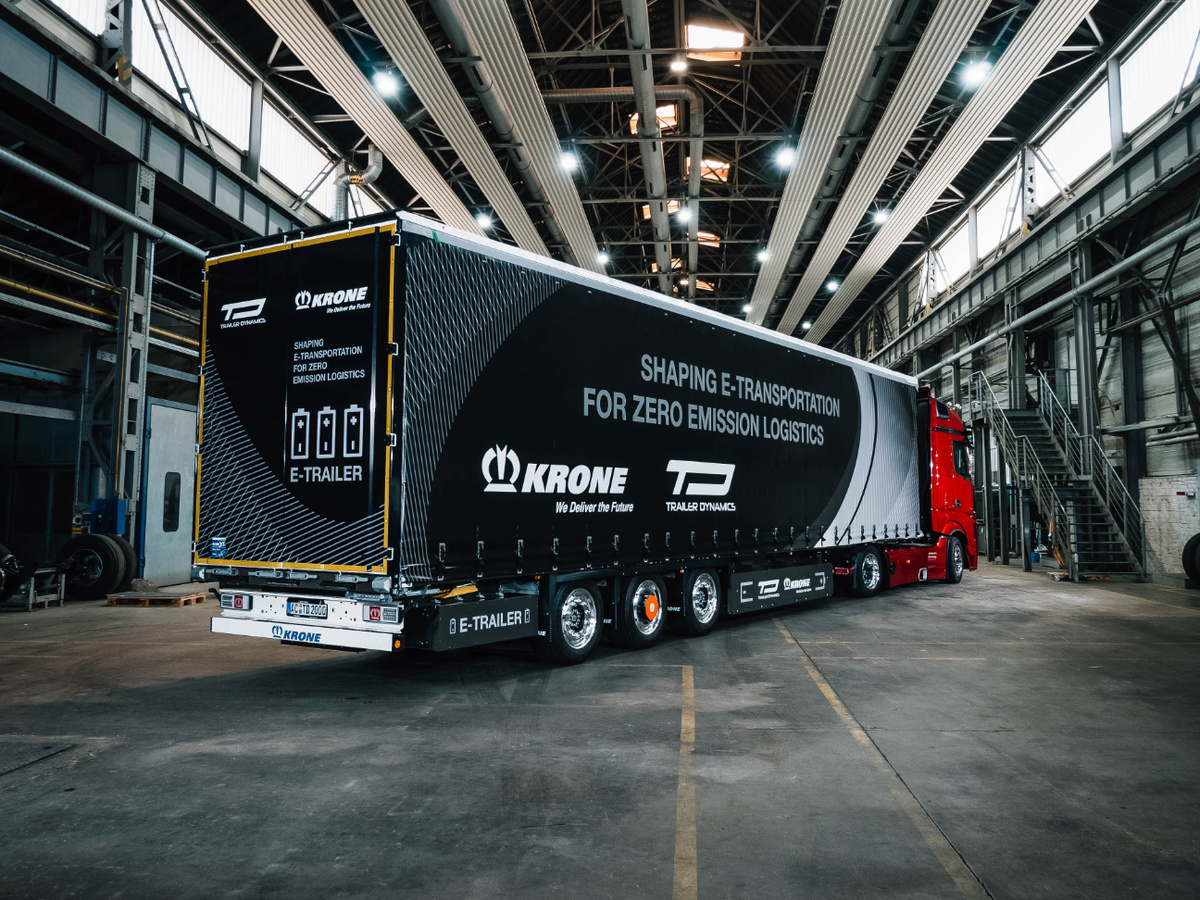 KRONE Trailer: KRONE eMEGA LINER: CURTAINSIDER WITH ELECTRIC TRACTOR ...